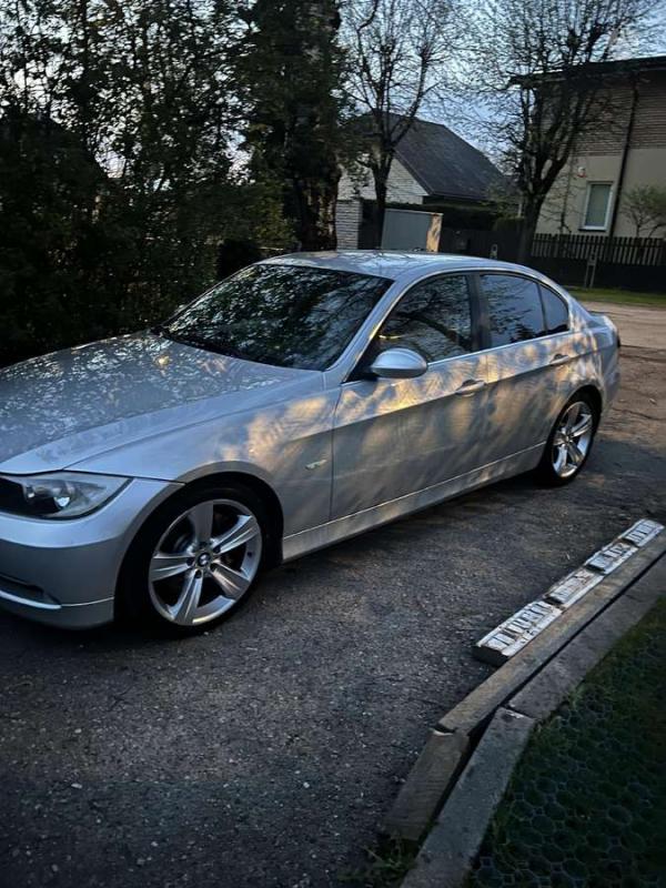 Grey BMW 330 2008 in Siauliai, with an engine capacity of 2.99 L and mileage of 339 thousand km for 3500 €, photo 4 on AUTOMOTO.COM.LV