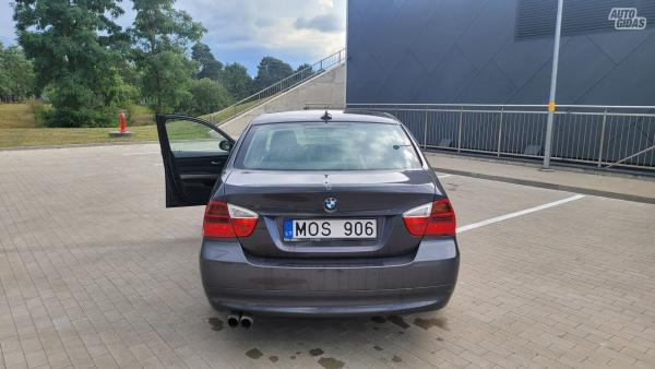 Grey BMW 330 2008 in Jonava, with an engine capacity of 3.00 L and mileage of 290 thousand km for 4500 €, photo 5 on AUTOMOTO.COM.LV