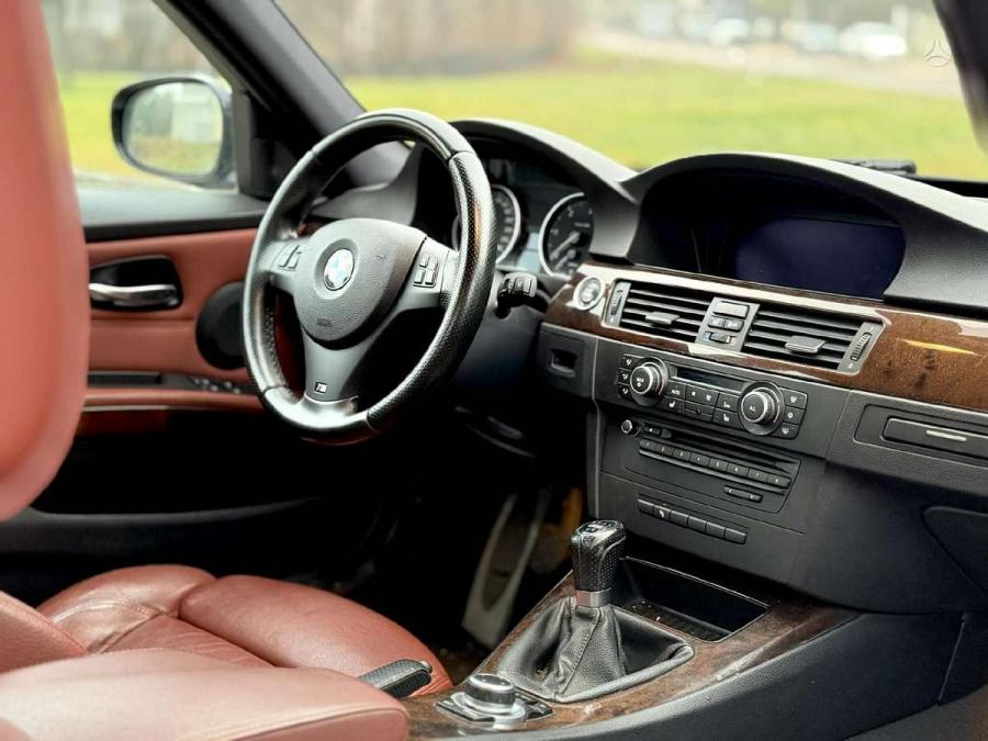 Grey BMW 330 2011 in Vilnius, with an engine capacity of 2.99 L and mileage of 260 thousand km for 7700 €, photo 12 on AUTOMOTO.COM.LV