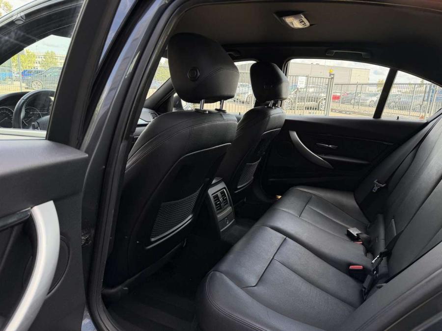 Grey BMW 330 2016 in Kaunas, with an engine capacity of 2.00 L and mileage of 238 thousand km for 11500 €, photo 12 on AUTOMOTO.COM.LV