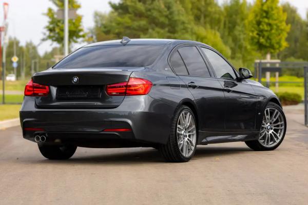 Grey BMW 330 2017 in Jelgava, with an engine capacity of 2.00 L and mileage of 160 thousand km for 14500 €, photo 4 on AUTOMOTO.COM.LV