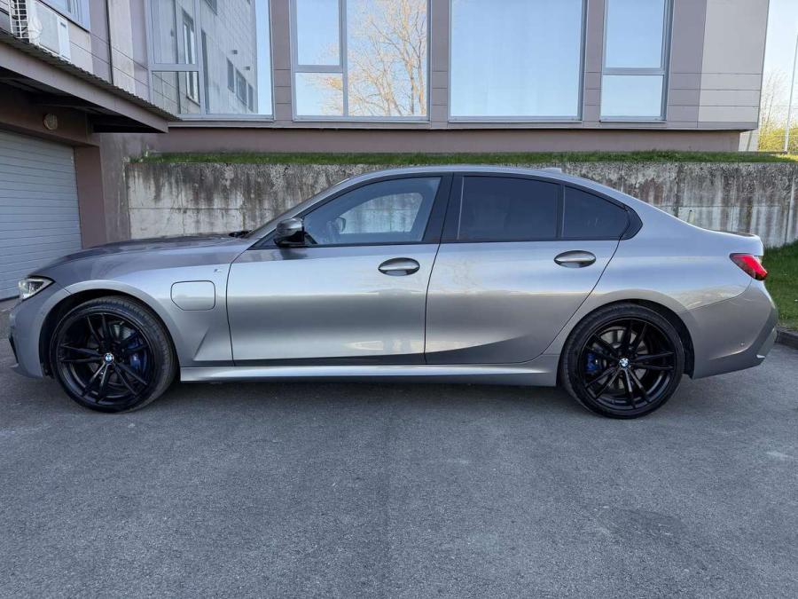 Grey BMW 330 2019 in Vilnius, with an engine capacity of 2.00 L and mileage of 85 thousand km for 27500 €, photo 7 on AUTOMOTO.COM.LV