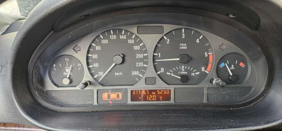 Grey BMW 330 2004 in Zarasai, with an engine capacity of 2.99 L and mileage of 377 thousand km for 2500 €, photo 11 on AUTOMOTO.COM.LV