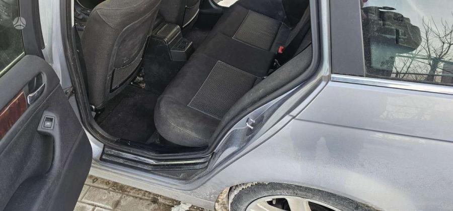 Grey BMW 330 2004 in Zarasai, with an engine capacity of 2.99 L and mileage of 377 thousand km for 2500 €, photo 16 on AUTOMOTO.COM.LV