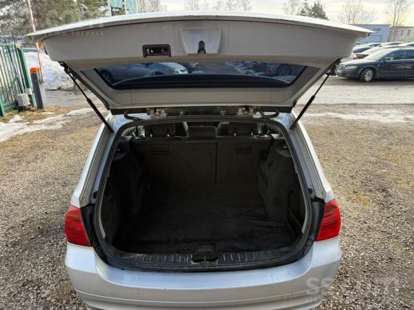 Grey BMW 330 2006 in Riga, with an engine capacity of 3.00 L and mileage of 419 thousand km for 2200 €, photo 9 on AUTOMOTO.COM.LV