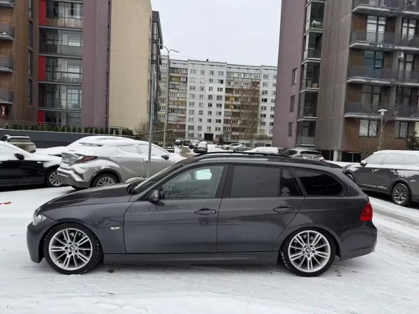 Pelēks BMW 330 2006 Rīga, ar dzinēja tilpumu 3.00 L un nobraukumu 327 tūkst. km par 4990 €, foto 2 vietnē AUTOMOTO.COM.LV