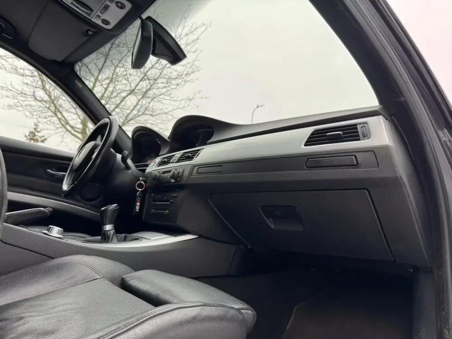 Grey BMW 330 2006 in Riga, with an engine capacity of 3.00 L and mileage of 327 thousand km for 4990 €, photo 12 on AUTOMOTO.COM.LV