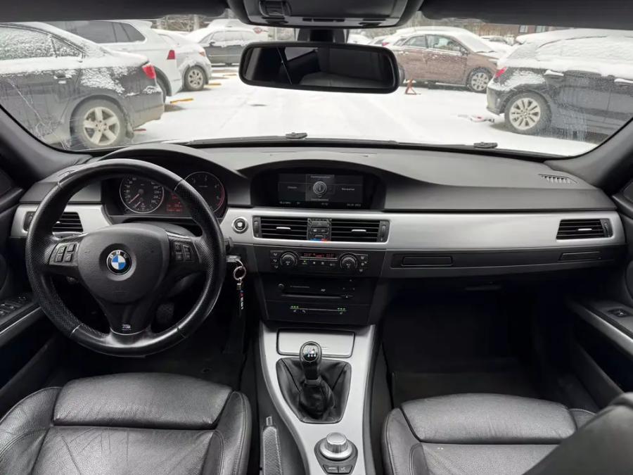 Grey BMW 330 2006 in Riga, with an engine capacity of 3.00 L and mileage of 327 thousand km for 4990 €, photo 14 on AUTOMOTO.COM.LV