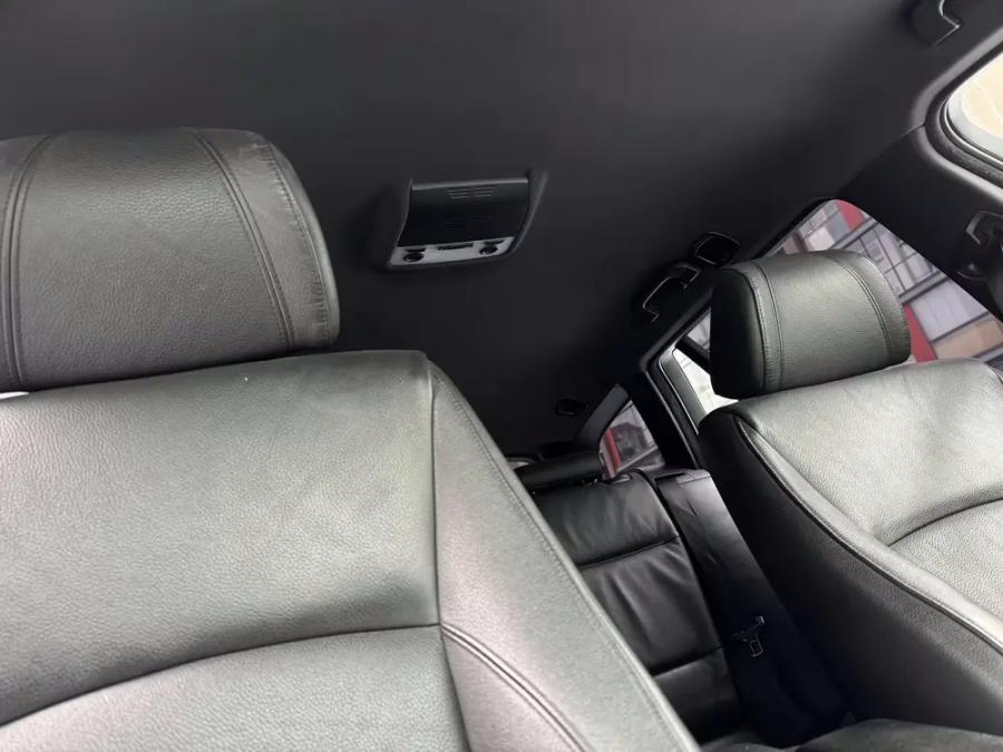 Grey BMW 330 2006 in Riga, with an engine capacity of 3.00 L and mileage of 327 thousand km for 4990 €, photo 15 on AUTOMOTO.COM.LV
