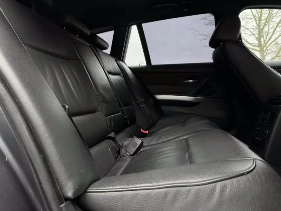 Grey BMW 330 2006 in Riga, with an engine capacity of 3.00 L and mileage of 327 thousand km for 4990 €, photo 16 on AUTOMOTO.COM.LV