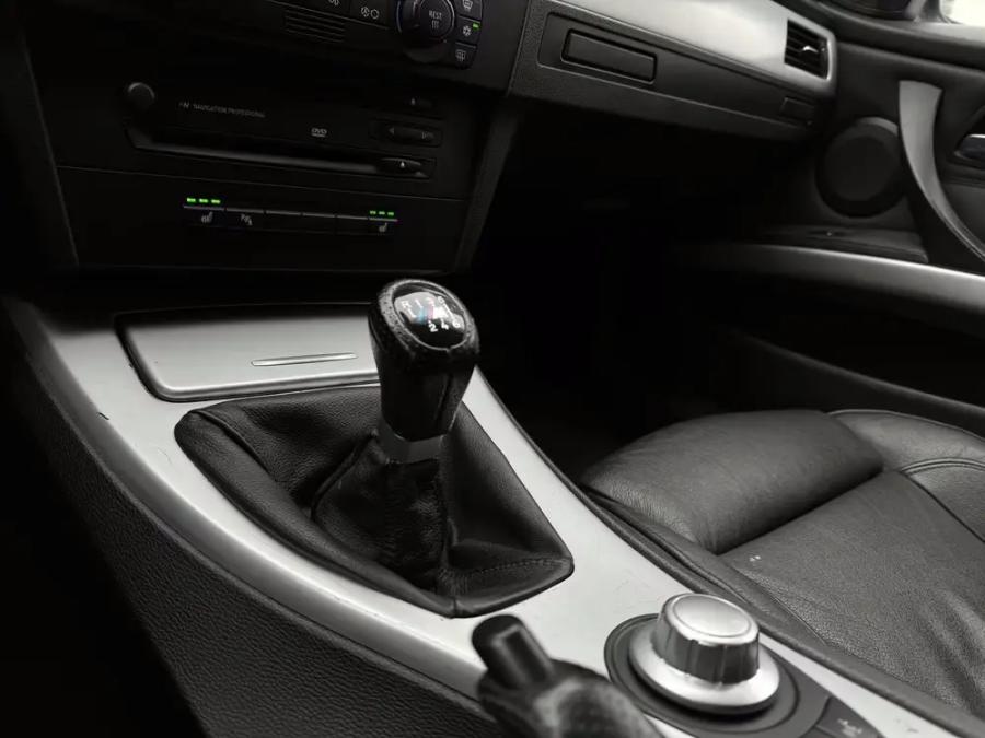 Grey BMW 330 2006 in Riga, with an engine capacity of 3.00 L and mileage of 327 thousand km for 4990 €, photo 25 on AUTOMOTO.COM.LV