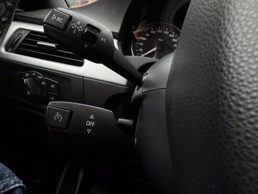Grey BMW 330 2006 in Riga, with an engine capacity of 3.00 L and mileage of 327 thousand km for 4990 €, photo 27 on AUTOMOTO.COM.LV