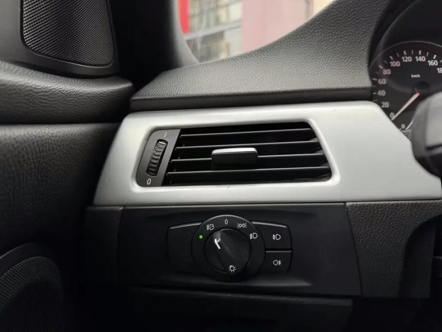 Grey BMW 330 2006 in Riga, with an engine capacity of 3.00 L and mileage of 327 thousand km for 4990 €, photo 28 on AUTOMOTO.COM.LV