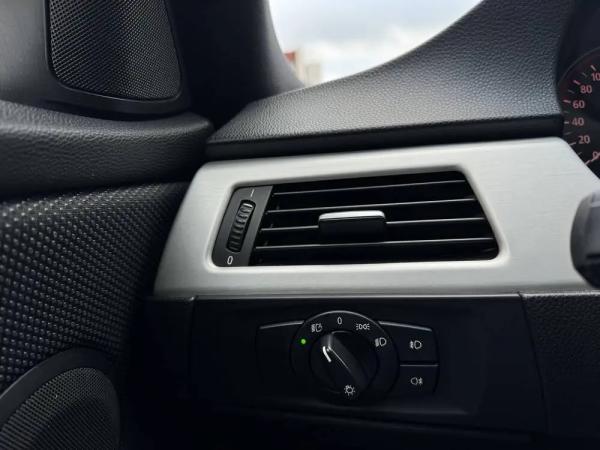 Pelēks BMW 330 2006 Rīga, ar dzinēja tilpumu 3.00 L un nobraukumu 403 tūkst. km par 5990 €, foto 32 vietnē AUTOMOTO.COM.LV