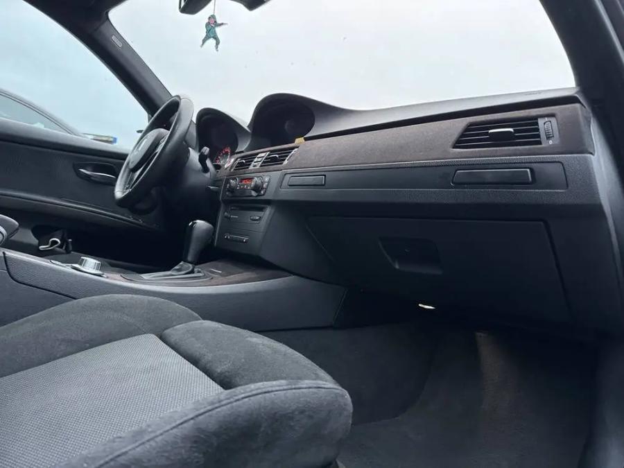 Pelēks BMW 330 2006 Rīga, ar dzinēja tilpumu 3.00 L un nobraukumu 350 tūkst. km par 3990 €, foto 16 vietnē AUTOMOTO.COM.LV