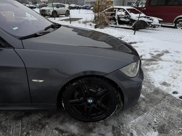 Pelēks BMW 330 2006 Rīga, ar dzinēja tilpumu 3.00 L un nobraukumu 343 tūkst. km par 5990 €, foto 9 vietnē AUTOMOTO.COM.LV