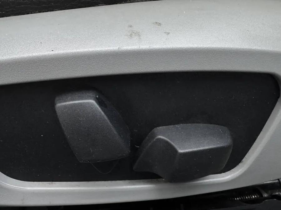 Pelēks BMW 330 2006 Rīga, ar dzinēja tilpumu 3.00 L un nobraukumu 343 tūkst. km par 5990 €, foto 28 vietnē AUTOMOTO.COM.LV