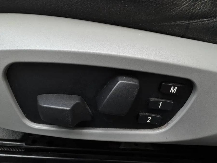Pelēks BMW 330 2006 Rīga, ar dzinēja tilpumu 3.00 L un nobraukumu 343 tūkst. km par 5990 €, foto 29 vietnē AUTOMOTO.COM.LV