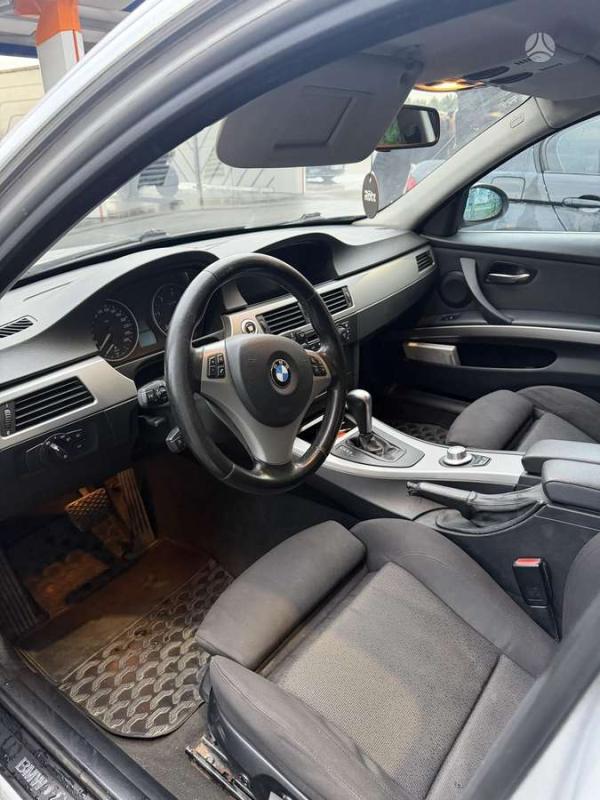 BMW 330 2006 Viļņa vietnē Pelēks BMW 330 2006 Viļņa, ar dzinēja tilpumu 2.99 L un nobraukumu 482 tūkst. km par 3100 €, foto 9 vietnē AUTOMOTO.COM.LV