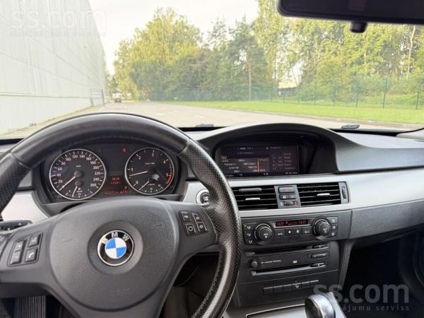 Grey BMW 330 2006 in Riga, with an engine capacity of 3.00 L and mileage of 323 thousand km for 4300 €, photo 9 on AUTOMOTO.COM.LV
