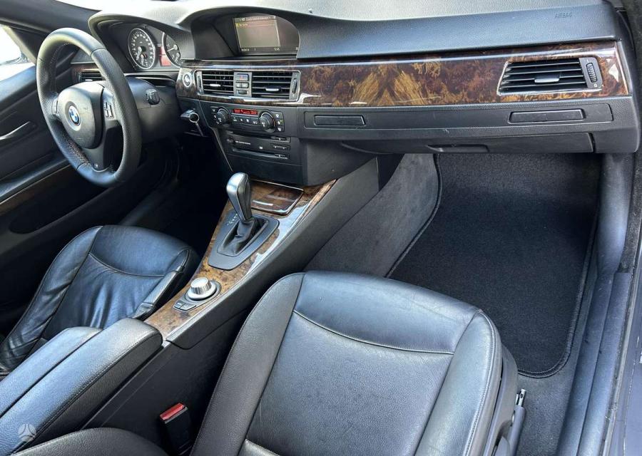 Pelēks BMW 330 2007 Viļņa, ar dzinēja tilpumu 2.99 L un nobraukumu 581 tūkst. km par 3500 €, foto 12 vietnē AUTOMOTO.COM.LV