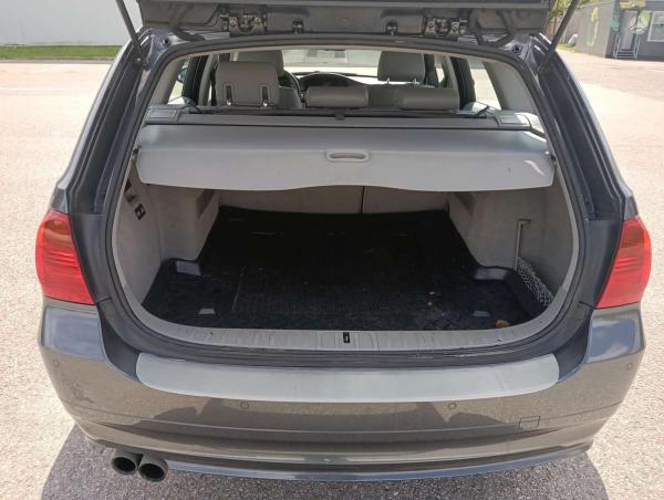 Pelēks BMW 330 2007 Utena, ar dzinēja tilpumu 2.99 L un nobraukumu 286 tūkst. km par 3990 €, foto 4 vietnē AUTOMOTO.COM.LV