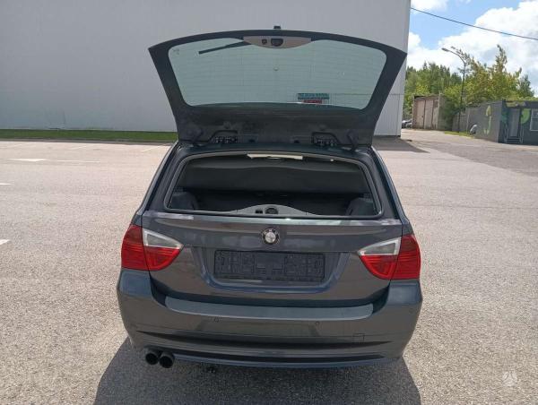 Pelēks BMW 330 2007 Utena, ar dzinēja tilpumu 2.99 L un nobraukumu 286 tūkst. km par 3990 €, foto 5 vietnē AUTOMOTO.COM.LV