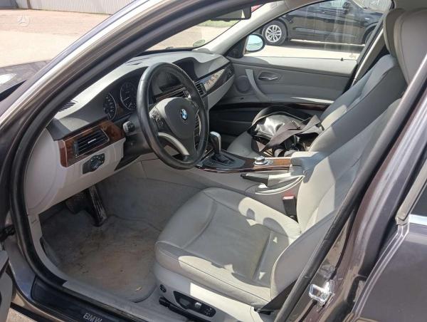 Pelēks BMW 330 2007 Utena, ar dzinēja tilpumu 2.99 L un nobraukumu 286 tūkst. km par 3990 €, foto 9 vietnē AUTOMOTO.COM.LV