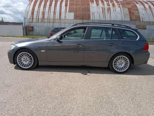 Grey BMW 330 2007 in Utena, with an engine capacity of 2.99 L and mileage of 286 thousand km for 3990 €, photo 2 on AUTOMOTO.COM.LV
