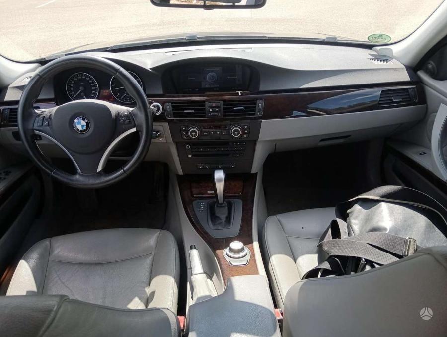 Pelēks BMW 330 2007 Utena, ar dzinēja tilpumu 2.99 L un nobraukumu 286 tūkst. km par 3990 €, foto 9 vietnē AUTOMOTO.COM.LV