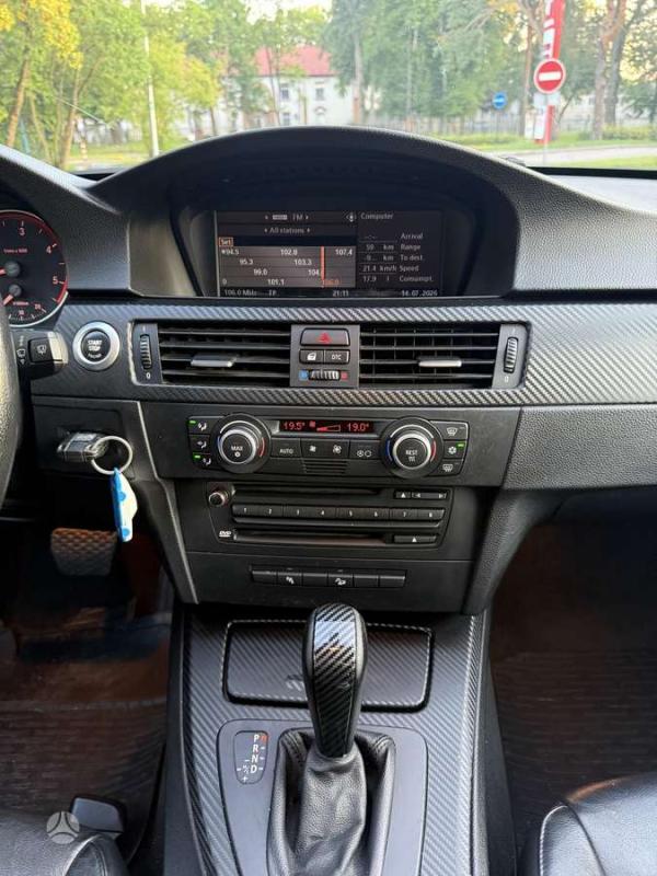 Grey BMW 330 2007 in Alytus, with an engine capacity of 2.99 L and mileage of 373 thousand km for 3950 €, photo 9 on AUTOMOTO.COM.LV
