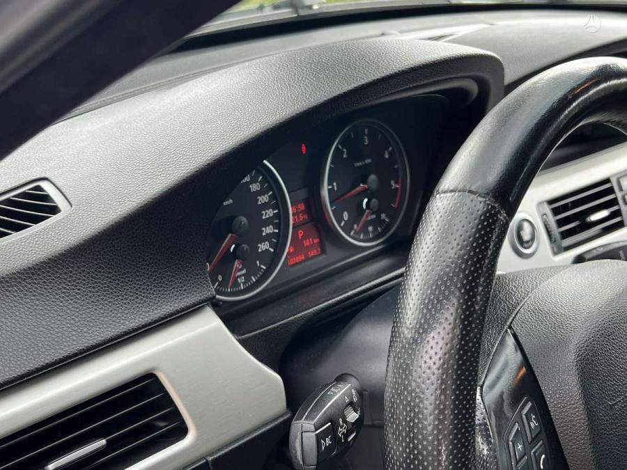 Grey BMW 330 2007 in Vilnius, with an engine capacity of 2.99 L and mileage of 395 thousand km for 4444 €, photo 14 on AUTOMOTO.COM.LV