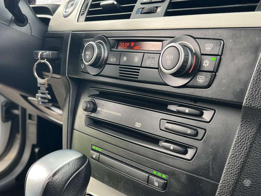 Grey BMW 330 2007 in Vilnius, with an engine capacity of 2.99 L and mileage of 395 thousand km for 4444 €, photo 20 on AUTOMOTO.COM.LV