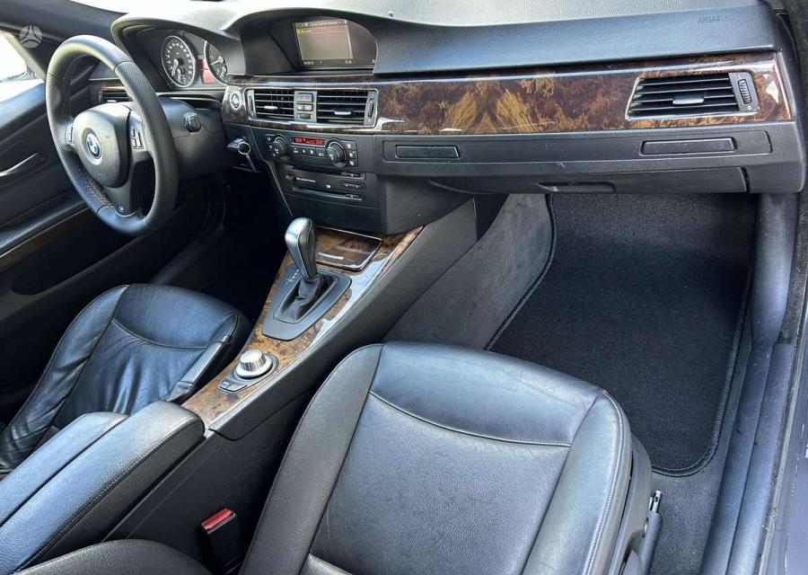 Grey BMW 330 2007 in Vilnius, with an engine capacity of 2.99 L and mileage of 581 thousand km for 3000 €, photo 12 on AUTOMOTO.COM.LV