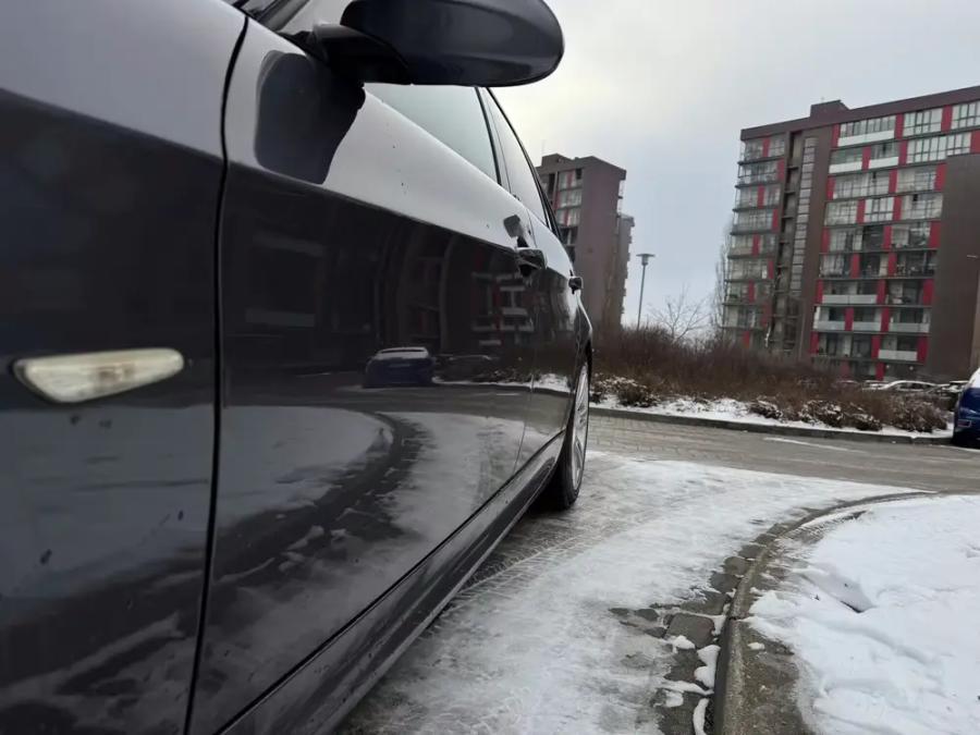 Grey BMW 330 2008 in Riga, with an engine capacity of 3.00 L and mileage of 414 thousand km for 3690 €, photo 4 on AUTOMOTO.COM.LV
