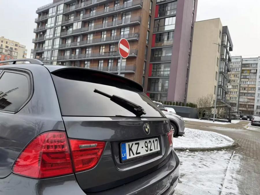 Grey BMW 330 2008 in Riga, with an engine capacity of 3.00 L and mileage of 414 thousand km for 3690 €, photo 7 on AUTOMOTO.COM.LV