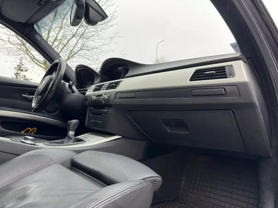 Grey BMW 330 2008 in Riga, with an engine capacity of 3.00 L and mileage of 414 thousand km for 3690 €, photo 13 on AUTOMOTO.COM.LV