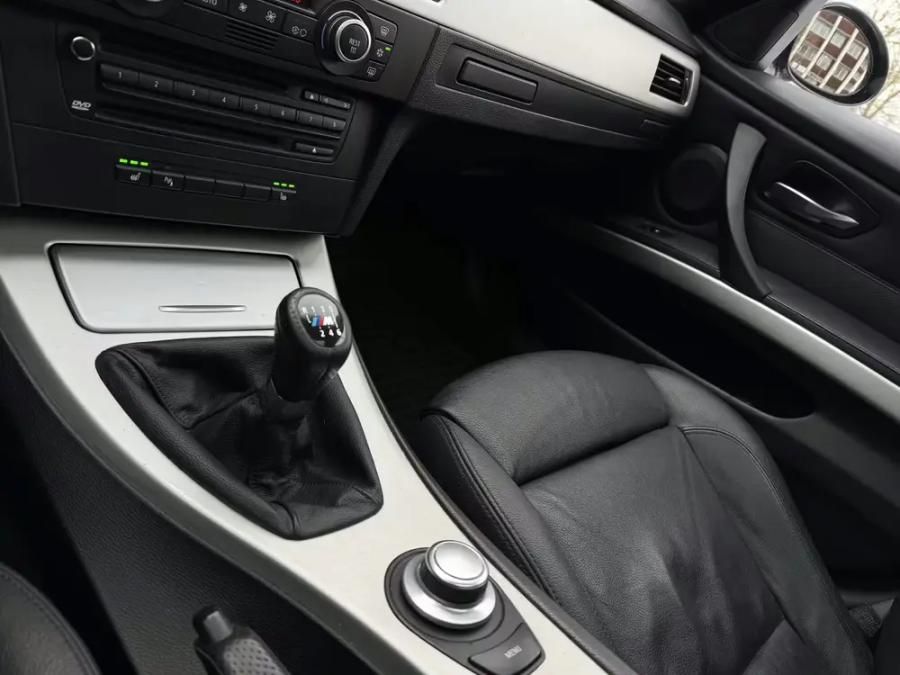 Grey BMW 330 2008 in Riga, with an engine capacity of 3.00 L and mileage of 414 thousand km for 3690 €, photo 17 on AUTOMOTO.COM.LV