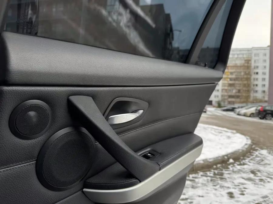 Grey BMW 330 2008 in Riga, with an engine capacity of 3.00 L and mileage of 414 thousand km for 3690 €, photo 26 on AUTOMOTO.COM.LV