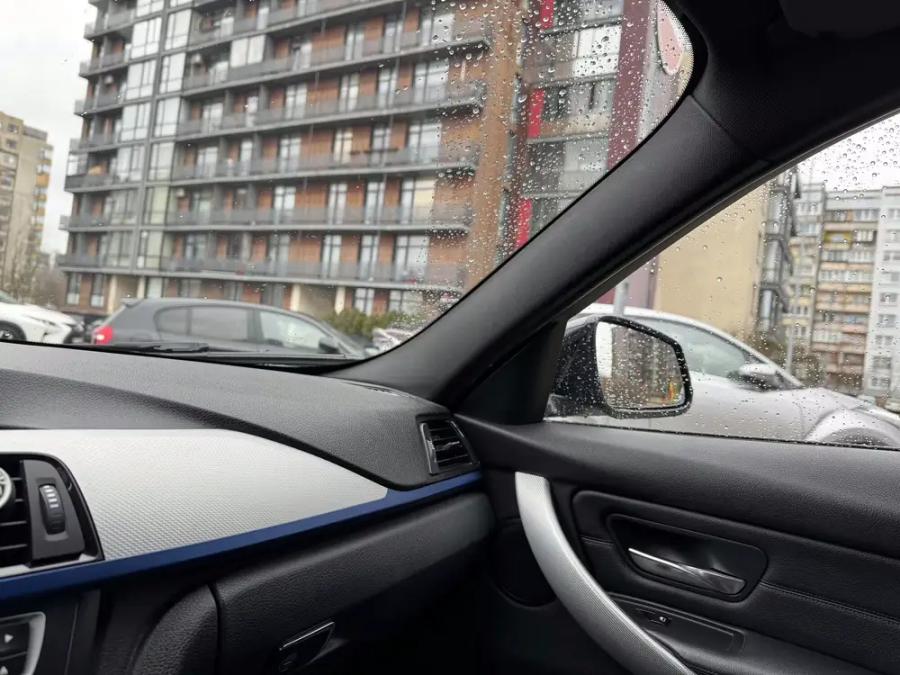 Grey BMW 330 2015 in Riga, with an engine capacity of 3.00 L and mileage of 307 thousand km for 9990 €, photo 12 on AUTOMOTO.COM.LV
