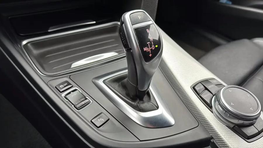 Grey BMW 330 2015 in Riga, with an engine capacity of 3.00 L and mileage of 307 thousand km for 9990 €, photo 23 on AUTOMOTO.COM.LV