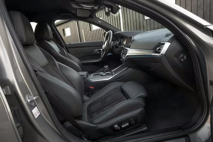 Pelēks BMW 330 2020 Jelgava, ar dzinēja tilpumu 2.00 L un nobraukumu 173 tūkst. km par 24000 €, foto 24 vietnē AUTOMOTO.COM.LV