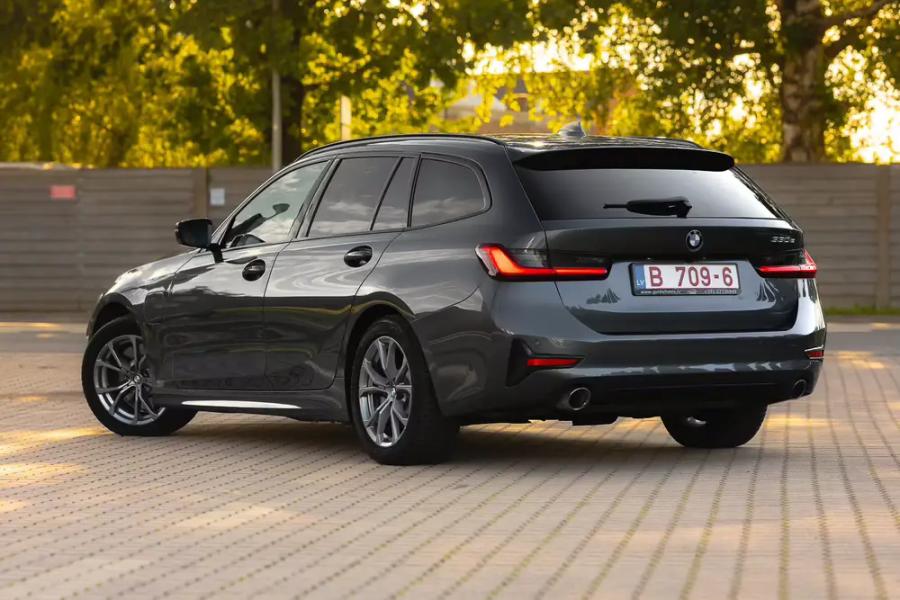 Grey BMW 330 2021 in Jelgava, with an engine capacity of 2.00 L and mileage of 171 thousand km for 18000 €, photo 5 on AUTOMOTO.COM.LV