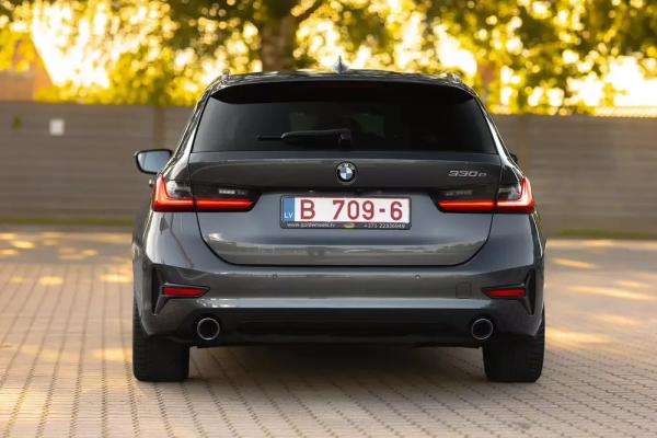Grey BMW 330 2021 in Jelgava, with an engine capacity of 2.00 L and mileage of 171 thousand km for 18000 €, photo 6 on AUTOMOTO.COM.LV