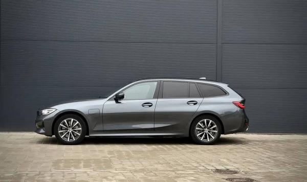 Grey BMW 330 2021 in Riga, with an engine capacity of 2.00 L and mileage of 154 thousand km for 22495 €, photo 2 on AUTOMOTO.COM.LV