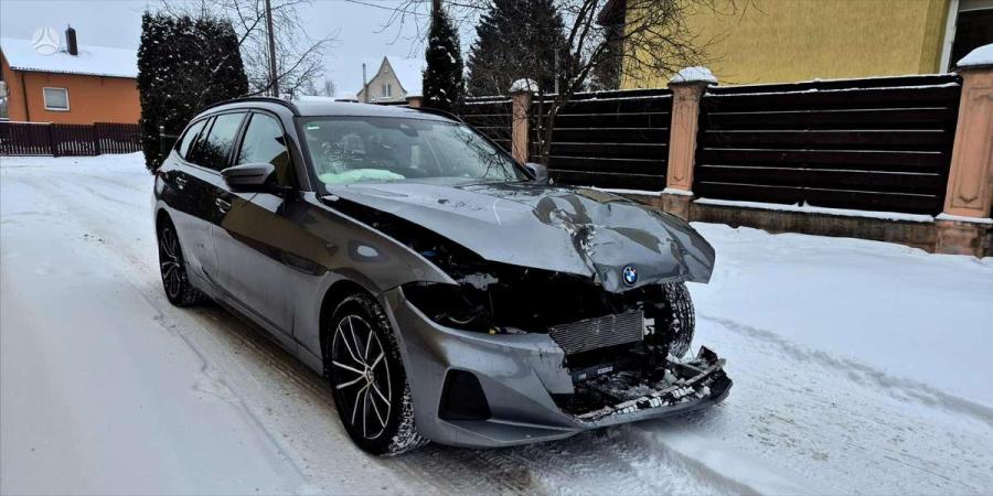 Grey BMW 330 2023 in Taurage, with an engine capacity of 2.00 L and mileage of 25 thousand km for 15400 €, photo 3 on AUTOMOTO.COM.LV