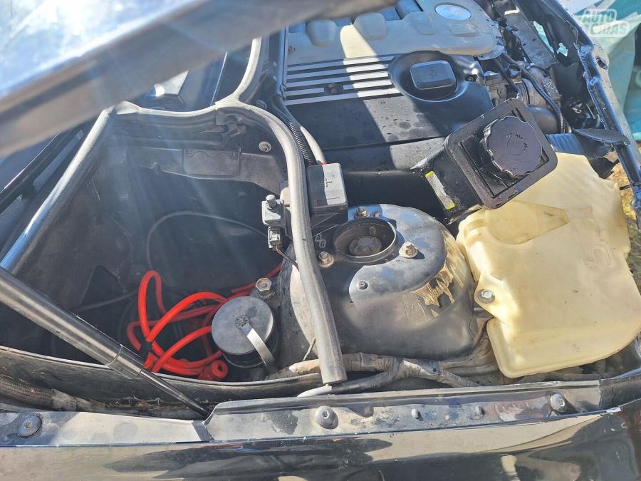 BMW 330 2001 in Vilnius, with an engine capacity of 3.00 L and mileage of 30 thousand km for 999 €, photo 16 on AUTOMOTO.COM.LV