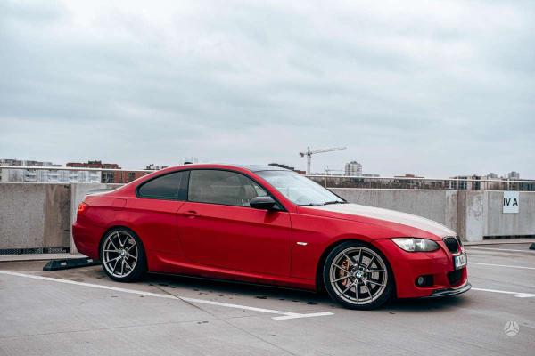 Sarkans BMW 330 2006 Viļņa, ar dzinēja tilpumu 2.99 L un nobraukumu 220 tūkst. km par 8000 €, foto 1 vietnē AUTOMOTO.COM.LV