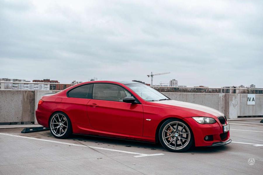 Red BMW 330 2006 in Vilnius, with an engine capacity of 2.99 L and mileage of 220 thousand km for 8000 €, photo 1 on AUTOMOTO.COM.LV