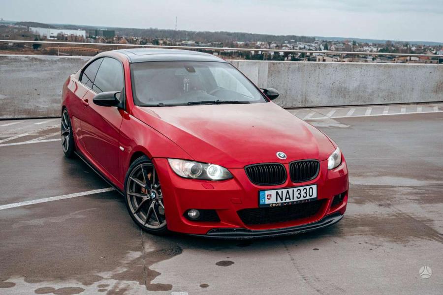 Red BMW 330 2006 in Vilnius, with an engine capacity of 2.99 L and mileage of 220 thousand km for 8000 €, photo 4 on AUTOMOTO.COM.LV